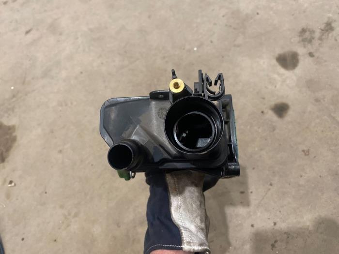 Thermostat housing Peugeot 2008 1.2 12V e-THP PureTech 110 - 9807198480 HNZ