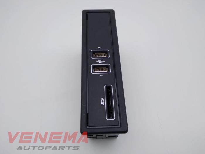 Connexion USB Mercedes C C-200 2.0 CGI 16V - A2058200226 MERCEDES