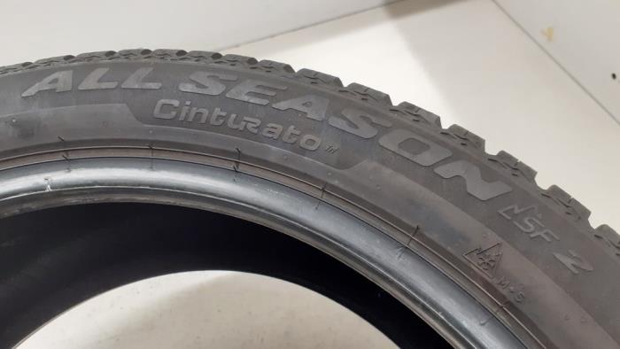 Pneu avec taille de pneu 245/40/19 - PIRELLI