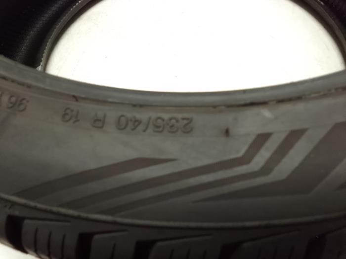 Tyre with tyre size 235/40/19 - VREDESTEIN