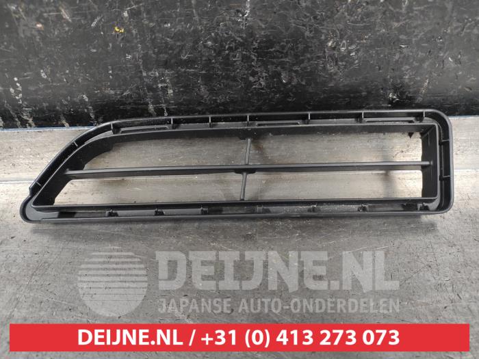 Stötfångargrill Toyota Hilux V/VI 2.8 D4D-F 16V 4x4 - 531120K360