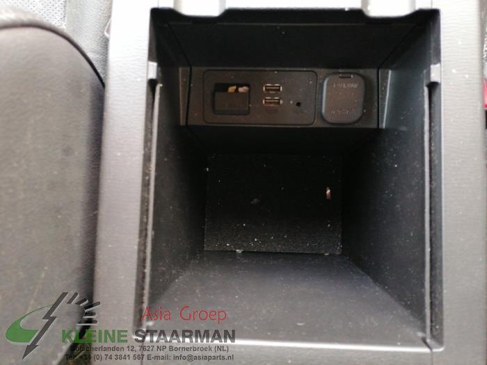 Mazda CX-5 17- Connexions USB stock | ProxyParts.fr