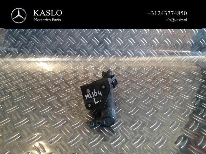 Headlight washer Mercedes ML II 3.0 ML-320 CDI V6 24V - A1648600547 HELLA
