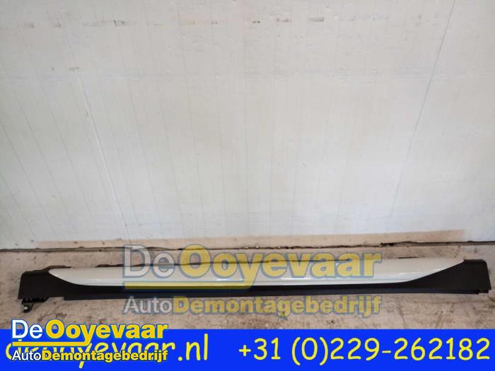 Side skirt, right BMW X1 sDrive 18i 1.5 12V TwinPower 300 - 51777332328