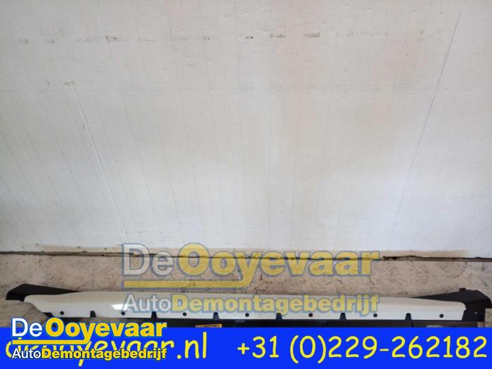 Side skirt, right BMW X1 sDrive 18i 1.5 12V TwinPower 300 - 51777332328