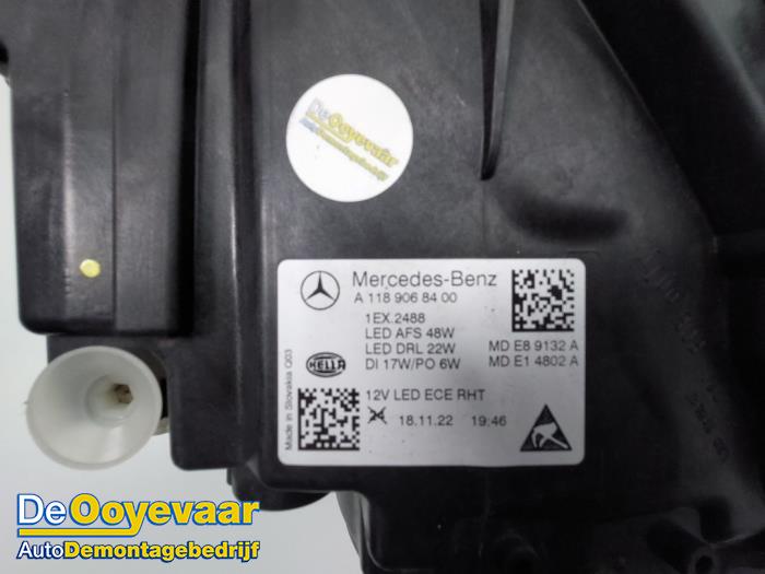 Headlight, right Mercedes CLA Shooting Brake 1.3 CLA-180 Turbo 16V ...