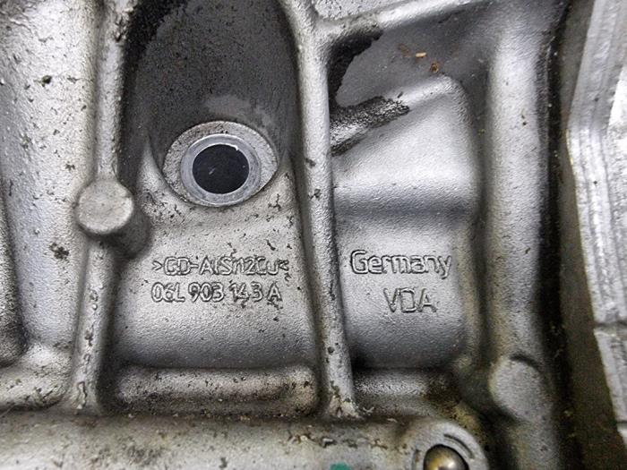 Oil filter housing Volkswagen Golf VII Variant 2.0 R 4Motion 16V ...