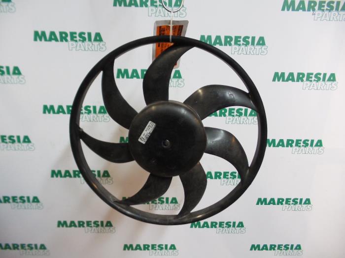 Fan motor Fiat Grande Punto 1.4 - 55701410 - Maresia Parts