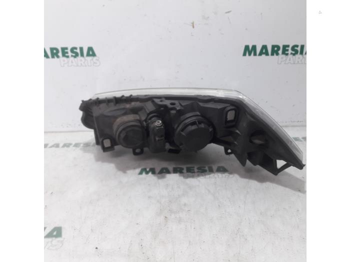 Headlight, right Renault Megane II Grandtour 1.6 16V - 260108053R VALEO