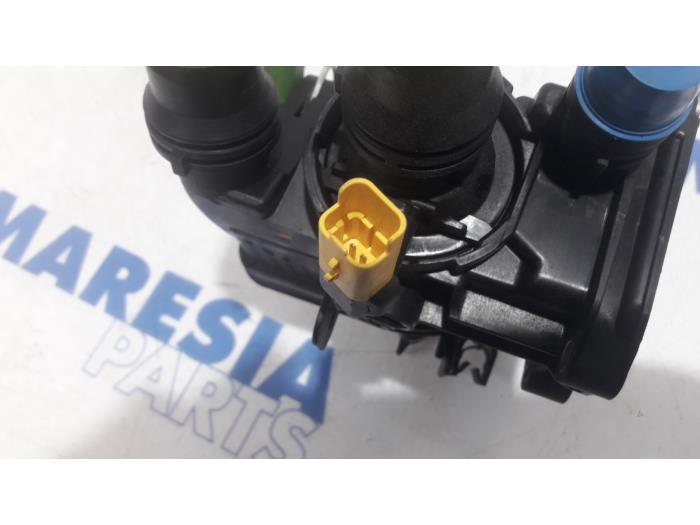 Thermostat housing Peugeot 2008 1.2 12V e-THP PureTech 110 - 9807198480 HNZ