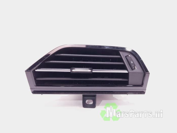 Audi Q3 F3b 2 0 45 Tfsi 16v Quattro Dashboard Vents Stock