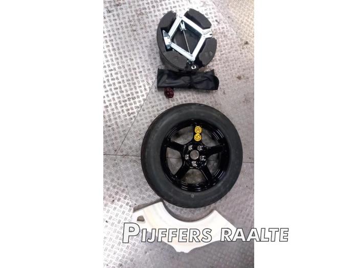 Toyota Rav-4 Kits de cric + Roues de secours stock