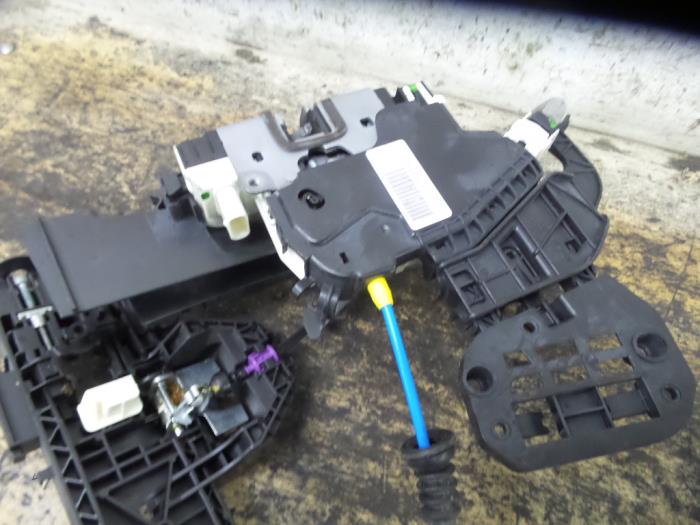 Front door lock mechanism 4-door, right Mercedes B-Klasse - A1667200435