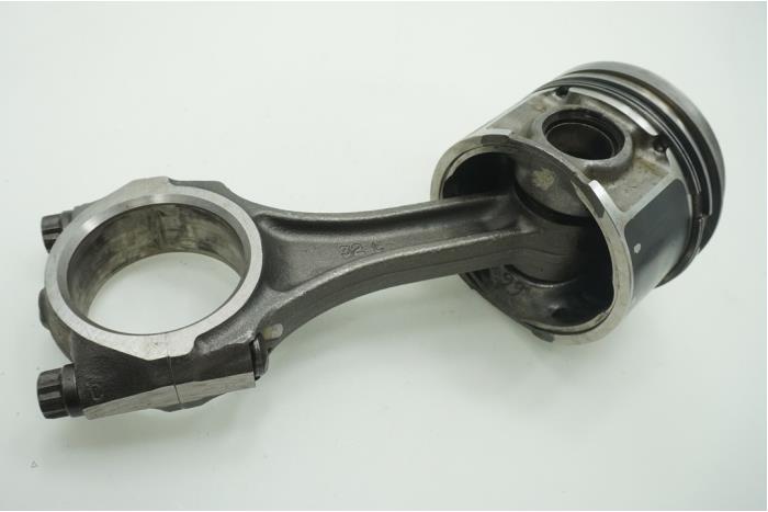 Connecting rod Nissan Terrano II 2.7 TD - TD27000 TD2700 Connecting rod Nissan Terrano II 2.7 TD - TD27000 TD2700