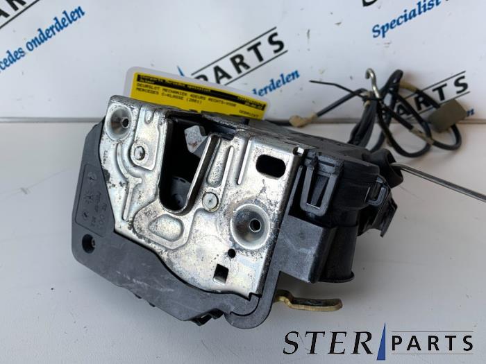 Front door lock mechanism 4-door, right Mercedes C 2.2 C-200 CDI 16V ...