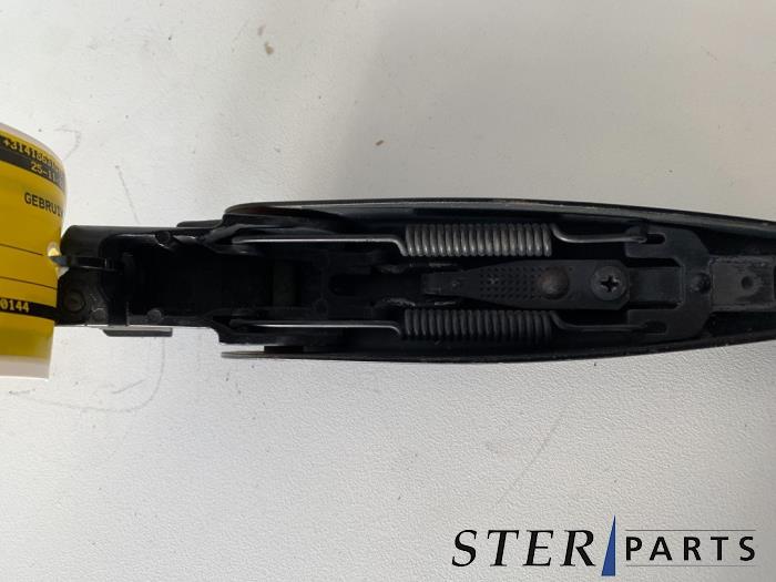 Front wiper arm Mercedes E 2.2 E-200 CDI 16V - A2108200144 MERCEDES