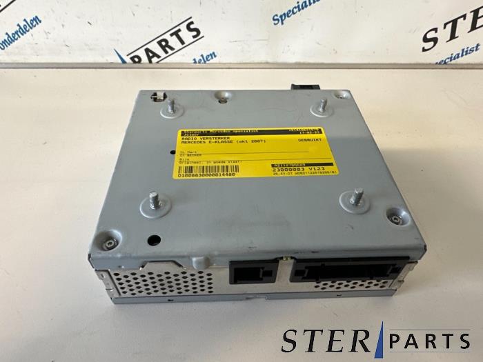 Radio amplifier Mercedes E Combi 3.0 E-280 CDI V6 24V - A2118706689 BECKER