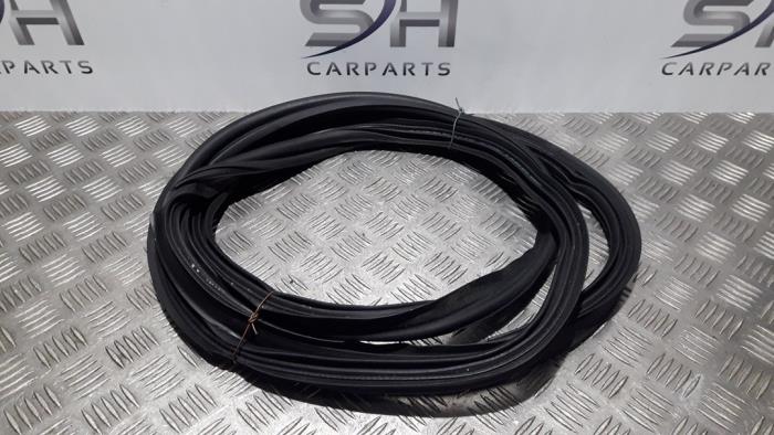 Tailgate seal Mercedes E E-200d 2.0 Turbo 16V - A2137505100
