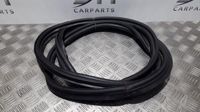 Tailgate seal Mercedes E E-200d 2.0 Turbo 16V - A2137505100