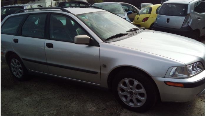 Volvo V40 1.8 16V Épave (2001, Gris) de Graaf autodemontage B.V.