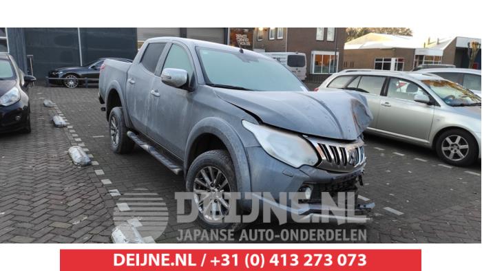 Mitsubishi L-200 2.4 Clean Diesel 4WD Vehículo de desguace (2016, Gris)