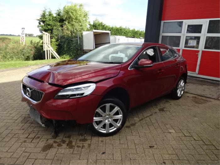 Volvo V40 1.5 T3 16V Geartronic Salvage vehicle (2017, Red)