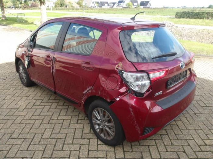 Toyota Yaris III 1.5 16V Hybrid Salvage vehicle (2017, Metallic, Red)