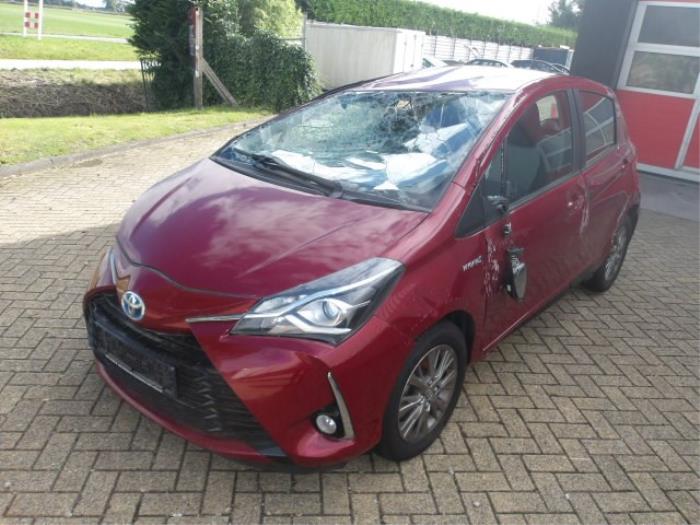 Toyota Yaris III 1.5 16V Hybrid Salvage vehicle (2017, Metallic, Red)
