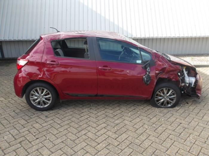 Toyota Yaris III 1.5 16V Hybrid Salvage vehicle (2017, Metallic, Red)