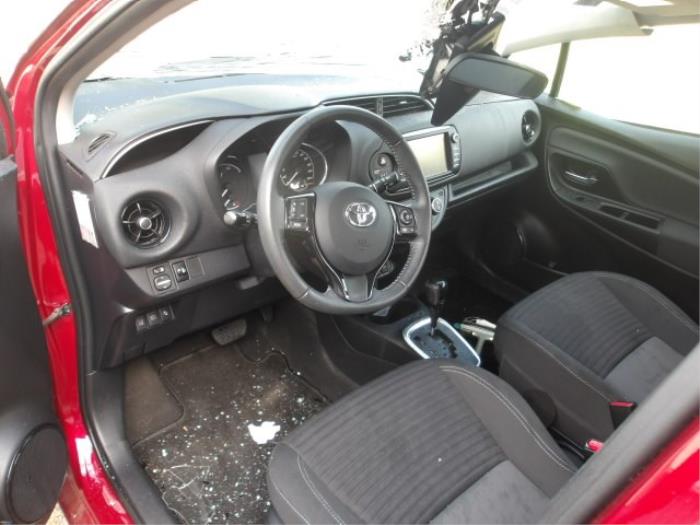 Toyota Yaris III 1.5 16V Hybrid Salvage vehicle (2017, Metallic, Red)