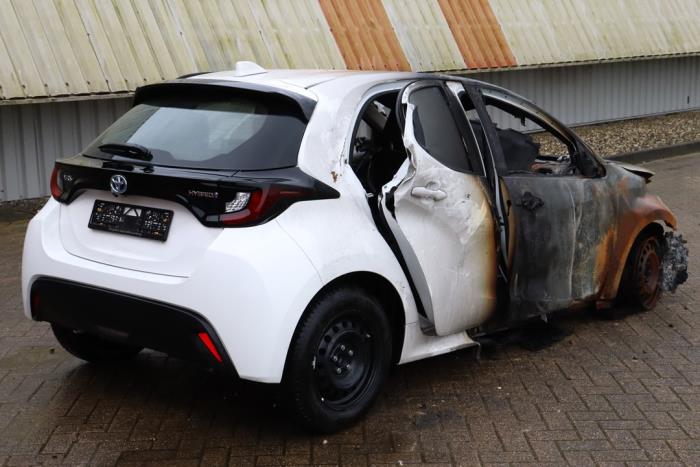 Toyota Yaris IV 1.5 12V Hybrid Salvage vehicle (2023, White)