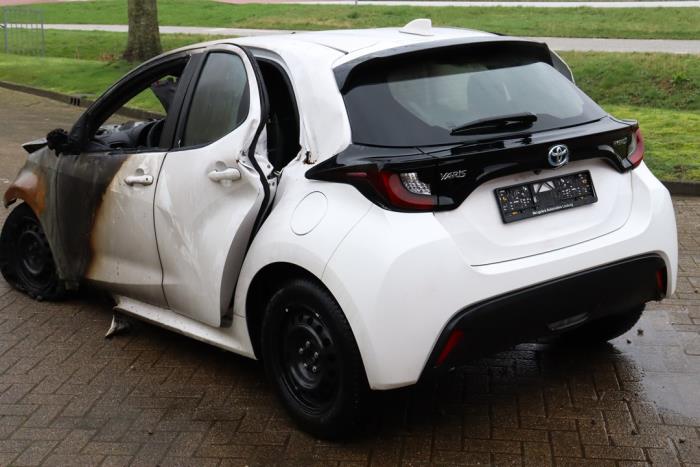 Toyota Yaris IV 1.5 12V Hybrid Salvage vehicle (2023, White)