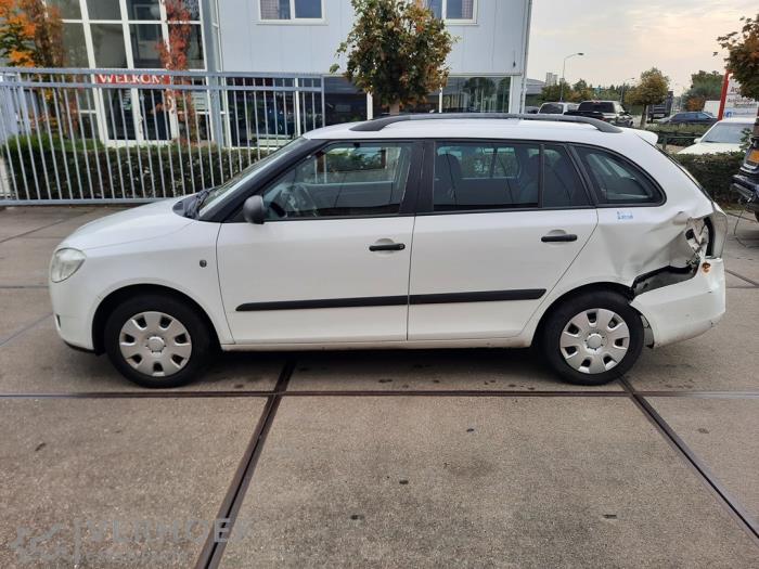 Skoda Fabia II Combi 1.4i 16V Épave (2009, Blanc)