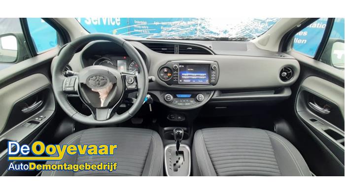 Toyota Yaris III 1.5 16V Hybrid Épave (2018, Gris)
