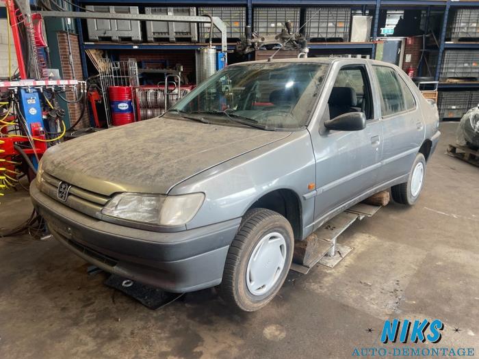 Peugeot 306 1.4 SL,SR Kat. Épave (1995, Gris) Niks autodemontage