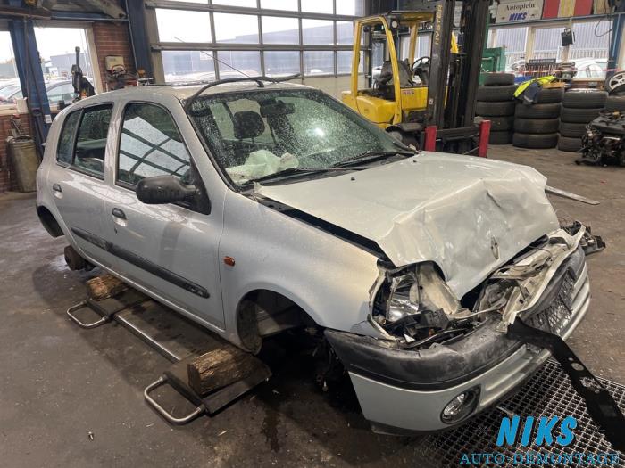 Renault Clio II 1.4 Épave (2000, Gris) Niks autodemontage