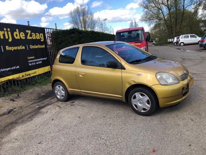Toyota Yaris 1.3 16V VVT-i Salvage vehicle (2001, Yellow)