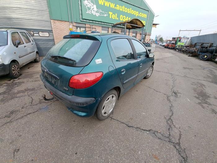 Peugeot 206 1.4 XR,XS,XT,Gentry Schrottauto (2000, Grün)