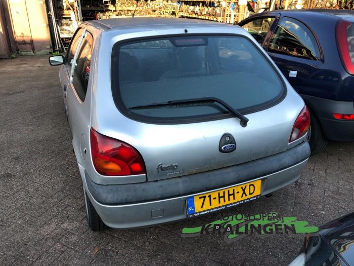Ford Fiesta IV/V 1.3i Épave (2001, Gris)