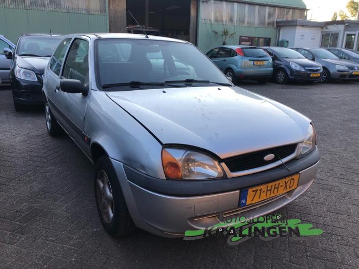 Ford Fiesta IV/V 1.3i Épave (2001, Gris)