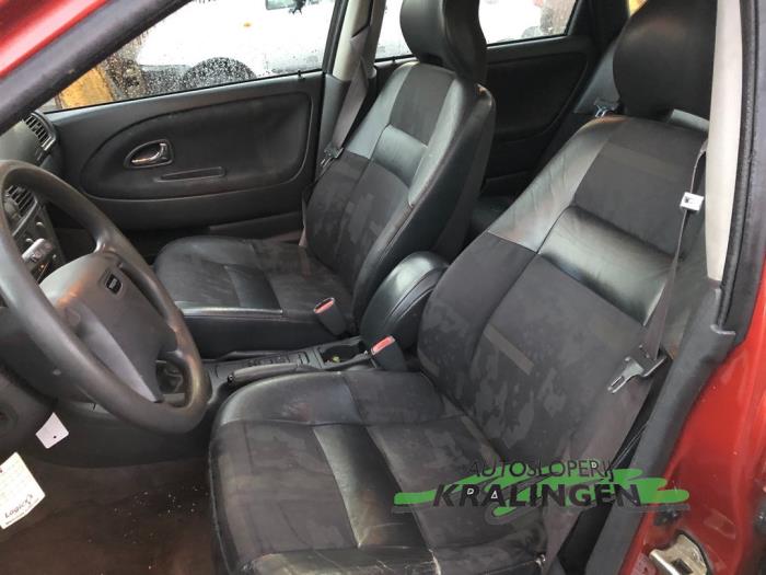 Volvo V40 1.8 16V Occasion (1999, Brown)