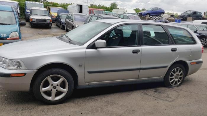 Volvo V40 1.8 16V Salvage vehicle (2000, Gray)
