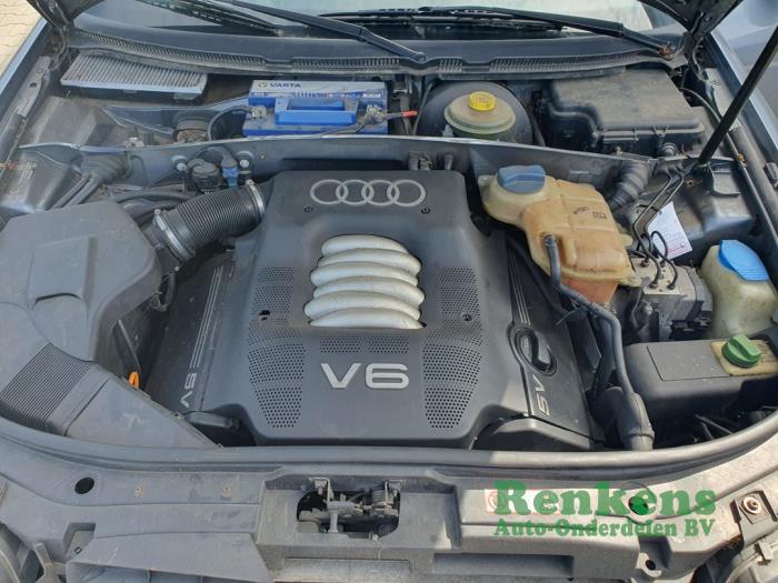 Audi A6 Avant 2.4 V6 30V Vehículo de desguace (2000, Gris)