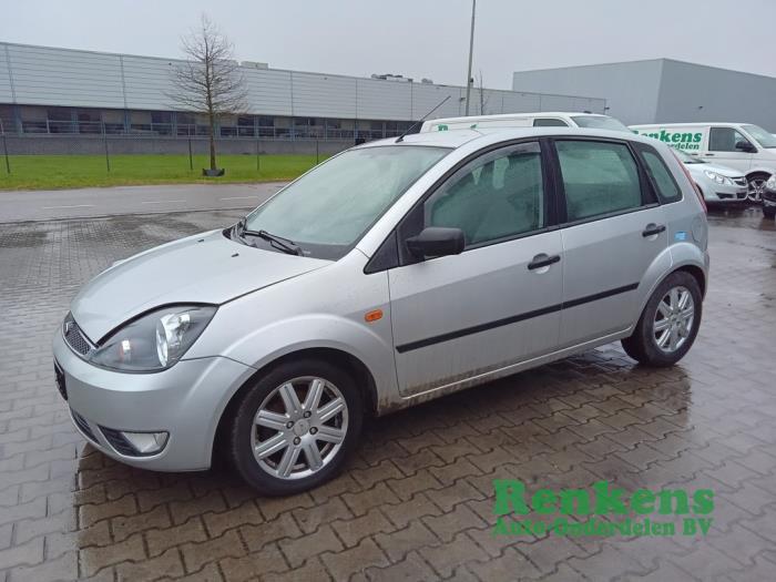 Ford Fiesta 5 1.6 16V Schrottauto (2002, Silber)