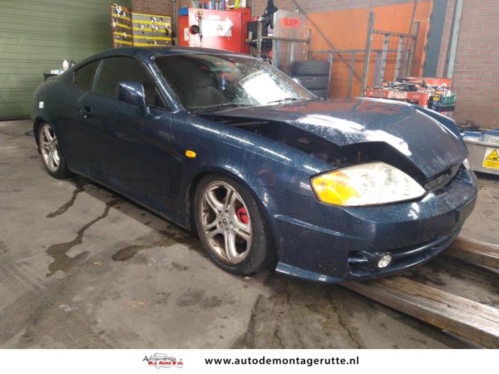 Hyundai Coupé 2.0i 16V CVVT Épave (2004, Bleu)