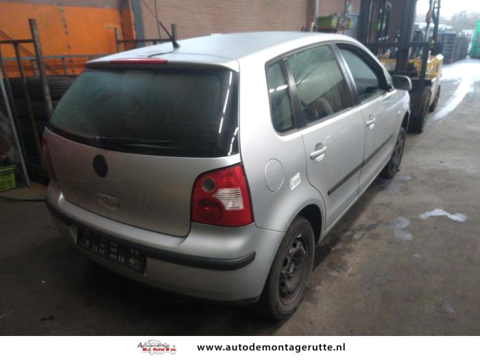 Volkswagen Polo IV 1.4 16V 75 Épave (2004, Gris)