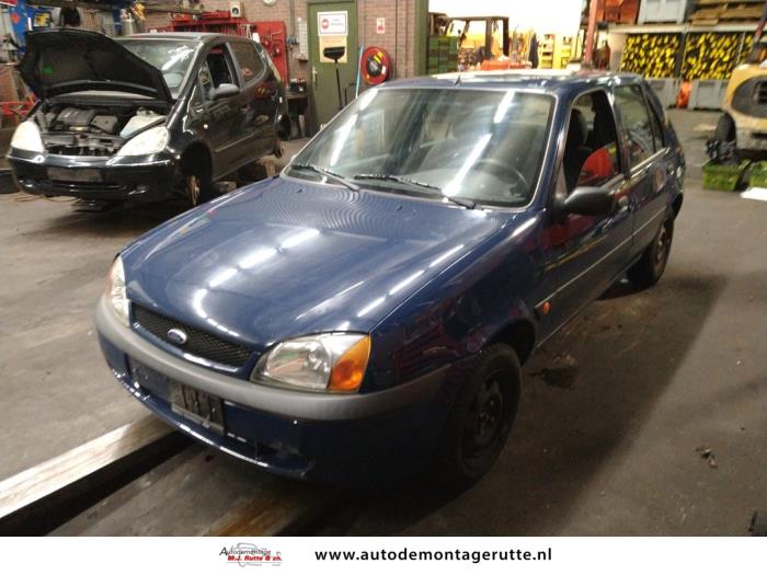 Ford Fiesta IV/V 1.3i Épave (2001, Bleu)
