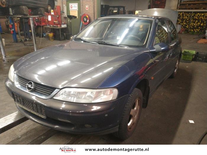 Opel Vectra B 1.6 16V Ecotec Épave (2000, Gris)