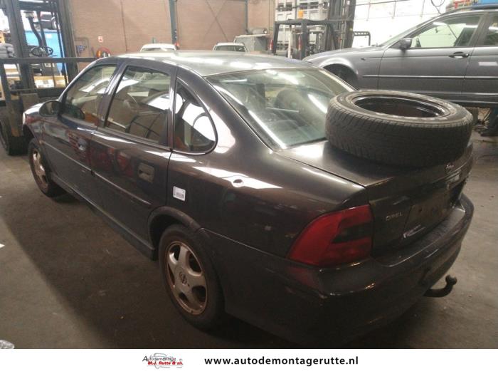 Opel Vectra B 1.6 16V Ecotec Épave (2000, Gris)