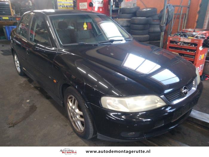 Opel Vectra B 1.8 16V Ecotec Épave (1999, Noir)